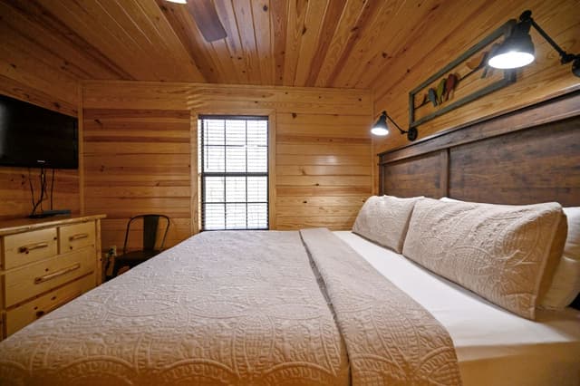 Feisty Goat Cabin | Cozy 3 BR Retreat with Hot Tub & Creek in Hochatown